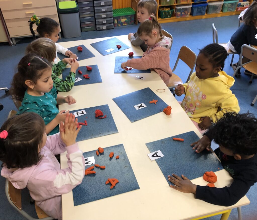 LETTRES OBLIQUES EN PÂTE À MODELER 🫳 » Classe PS-MS Géraldine MORO