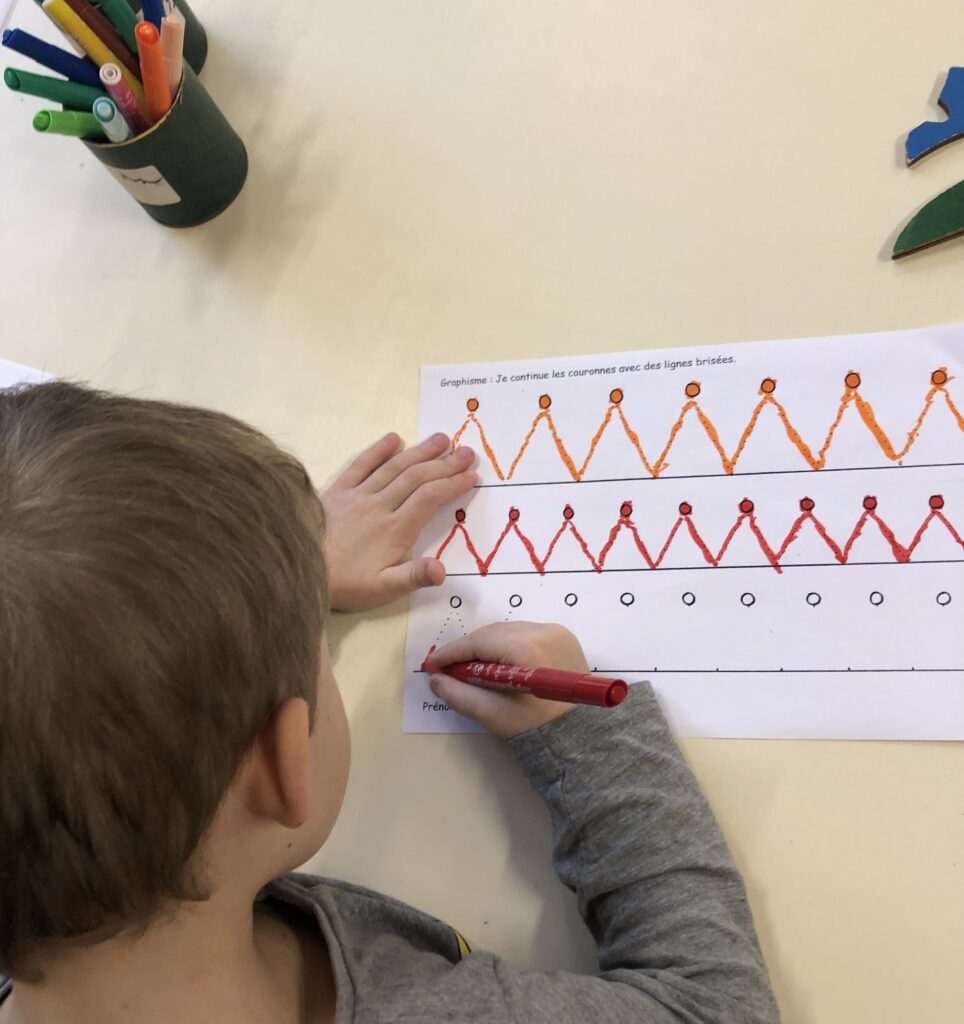 GRAPHISME: LIGNES BRISÉES🖋 » Classe PS-MS Géraldine MORO