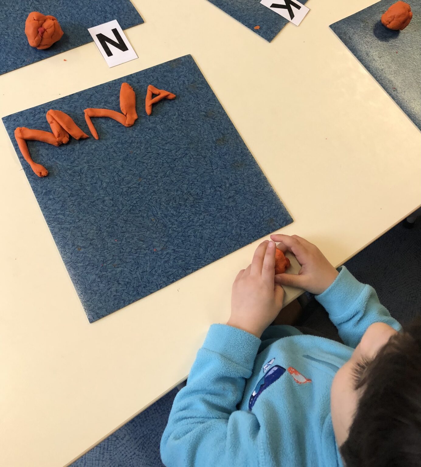 LETTRES OBLIQUES EN PÂTE À MODELER 🫳 » Classe PS-MS Géraldine MORO